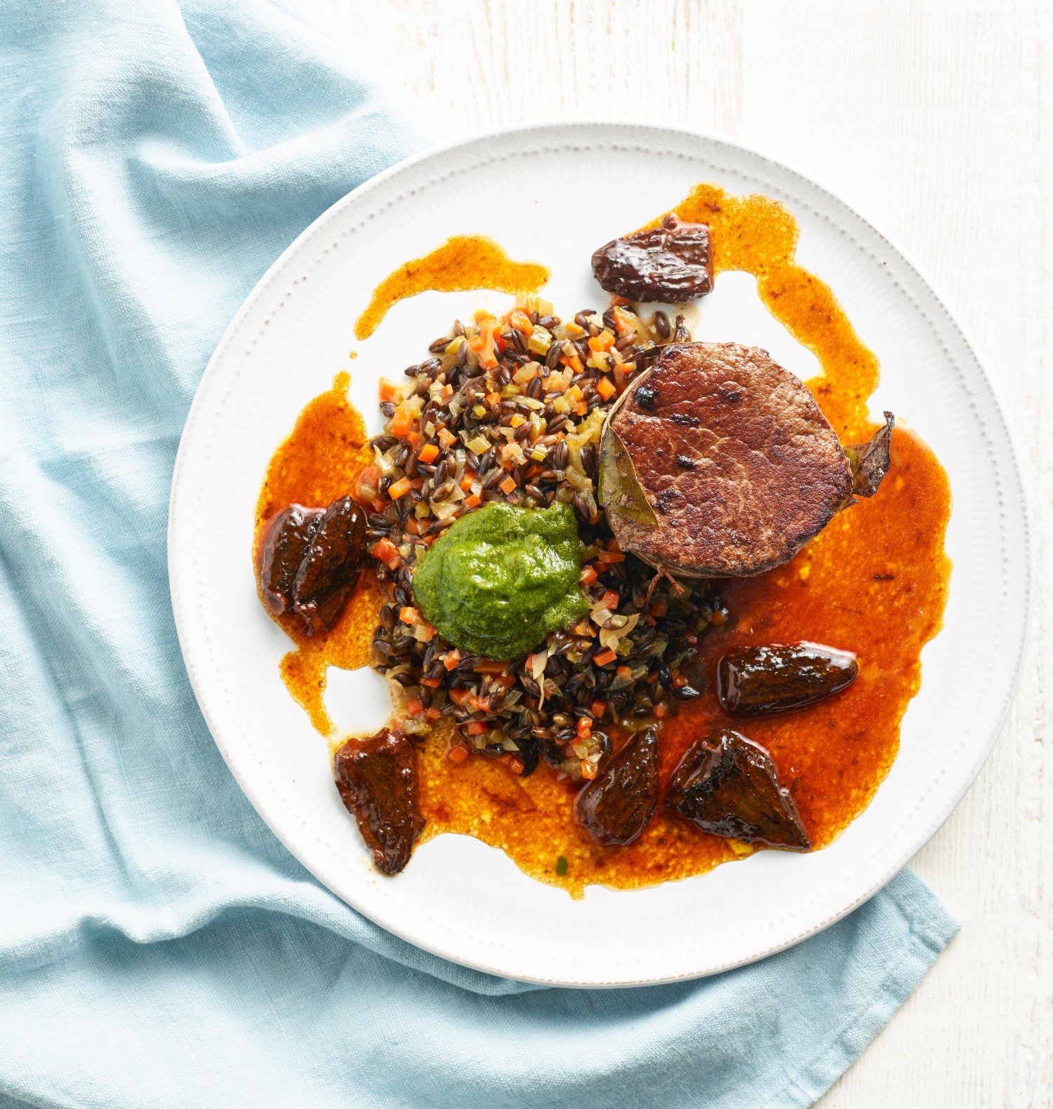 MANNING VALLEY NATURALLY BEEF FILLET WRAPPED IN BAY LEAVES WITH BLACK ...